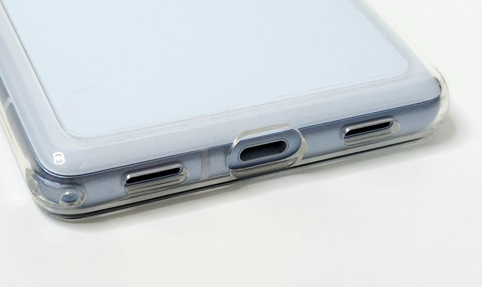Simplism「Pixel 7a ハイブリッドケース」レビュー！安価で耐久性に優れるクリアケース | スマホメーション